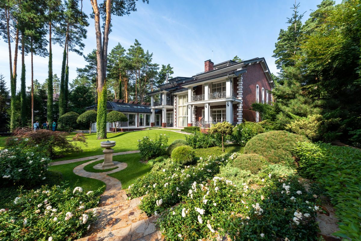 Lush Front Yard Landscaping Ideas - ISR Gardening Inc
